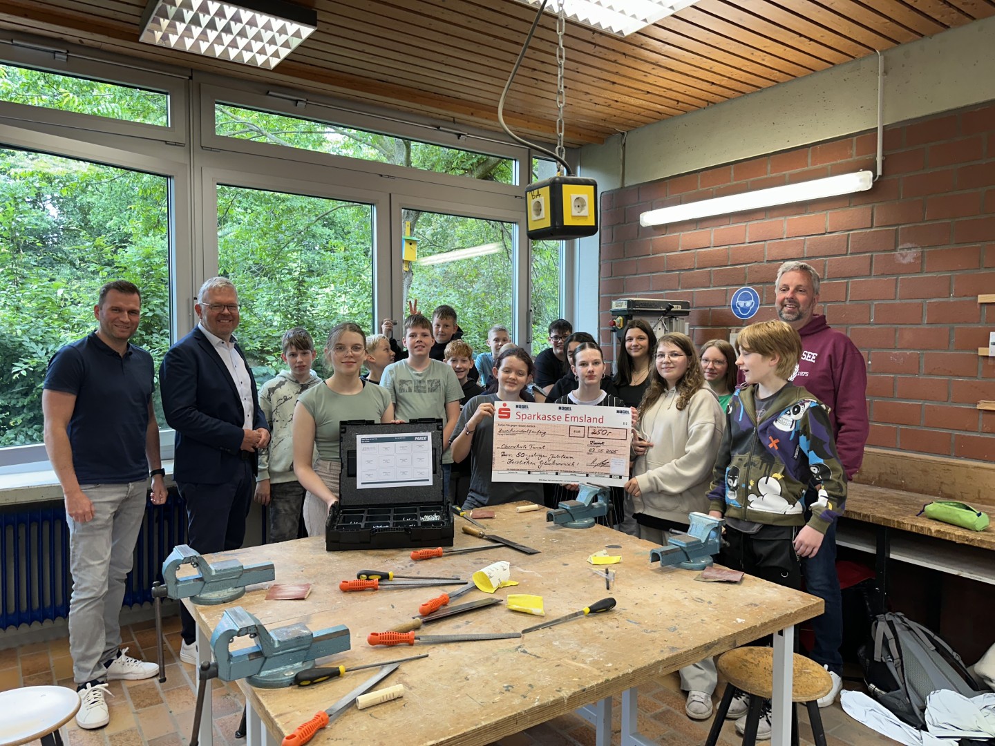 Nögel unterstützt Oberschule am See in Twist zum 50-jährigen Jubiläum ...